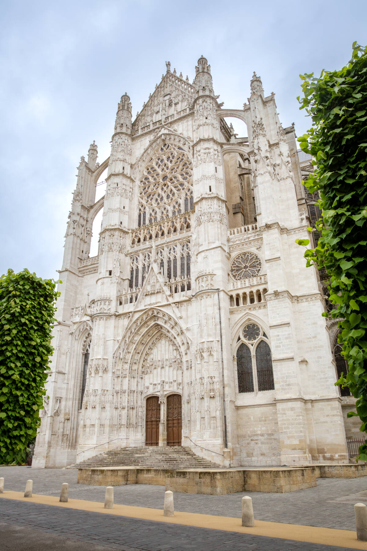 800 years of Saint-Pierre de Beauvais cathedral